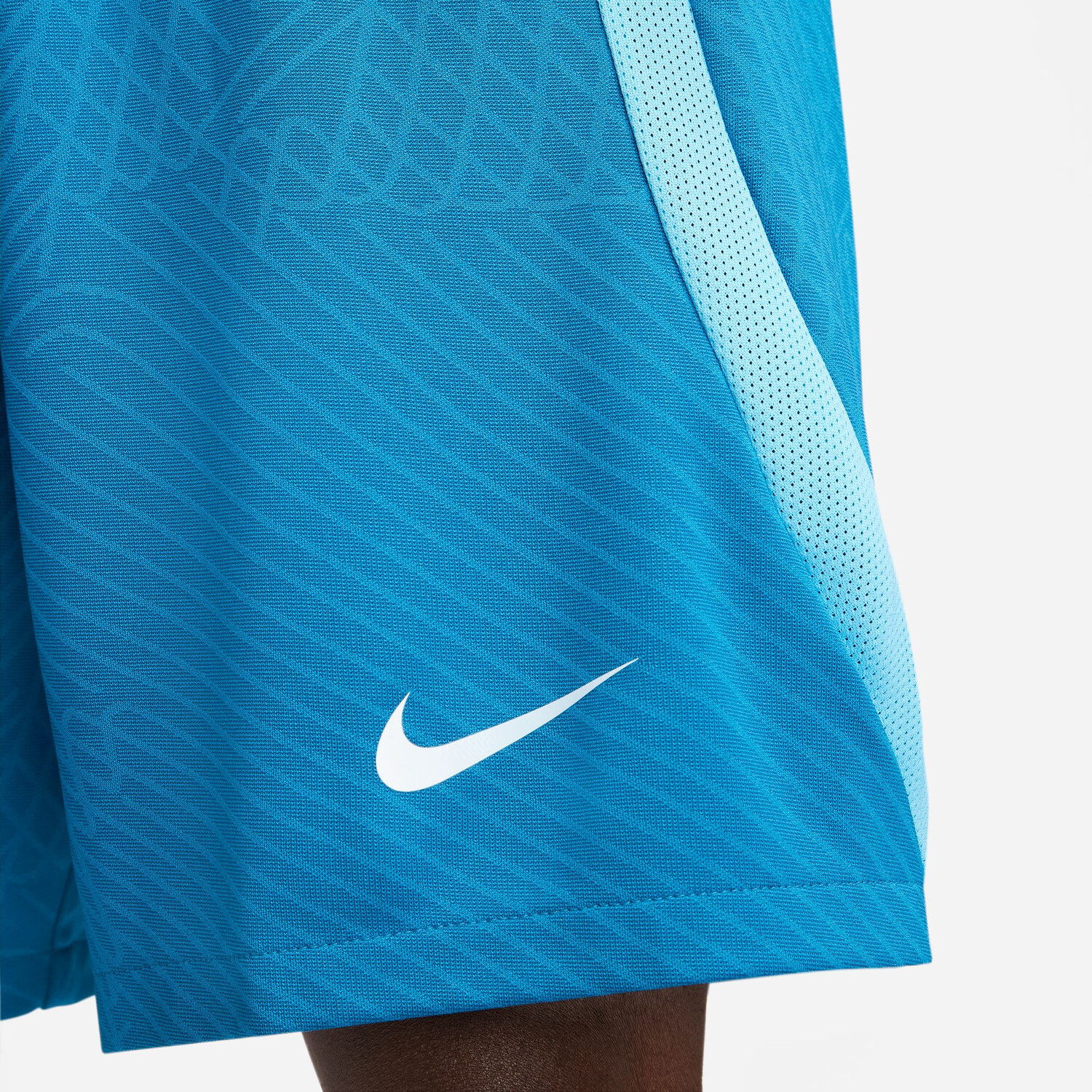 Short Nike Strike bleu sur Foot.fr