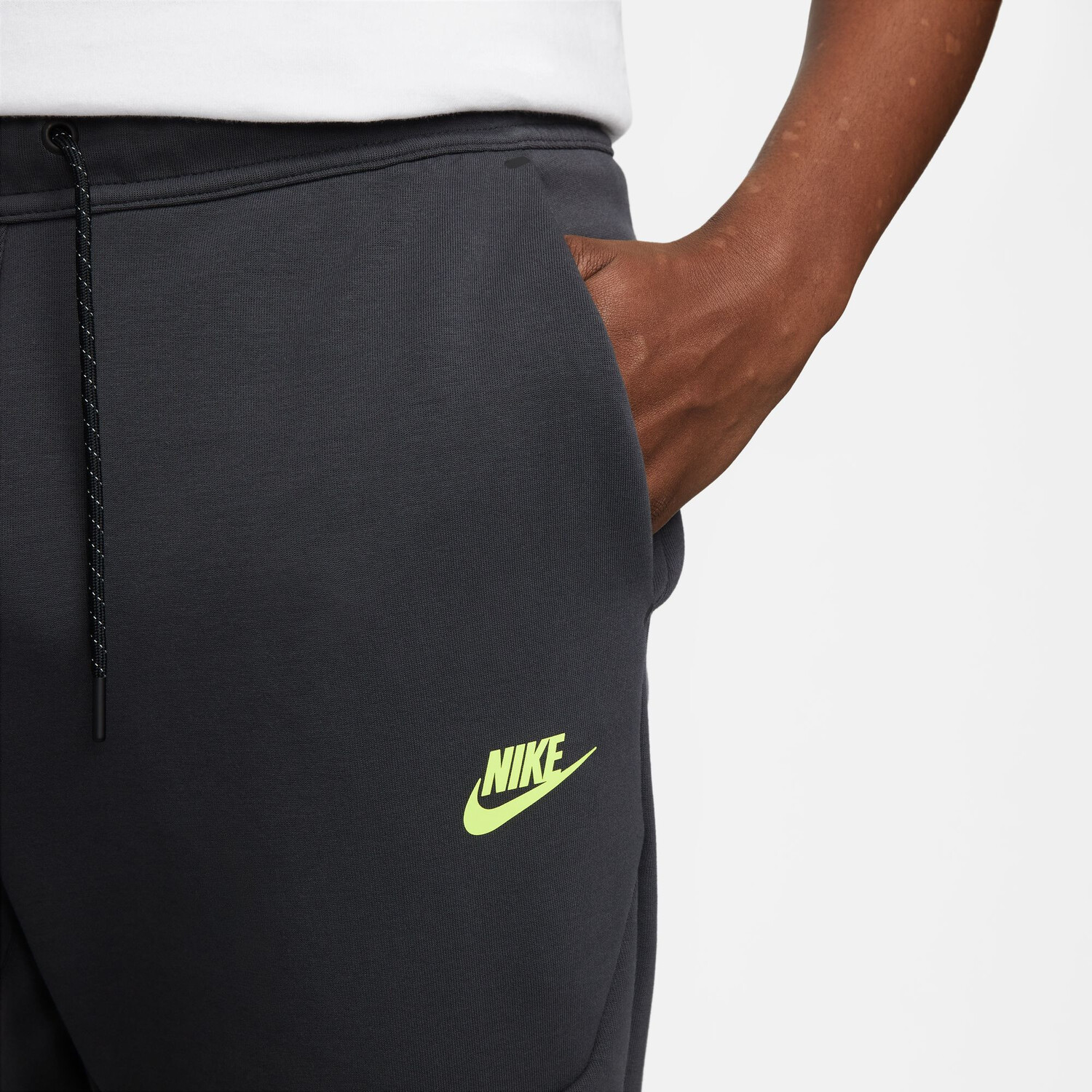 Pantalon survêtement Nike Tech Fleece gris jaune sur Foot.fr