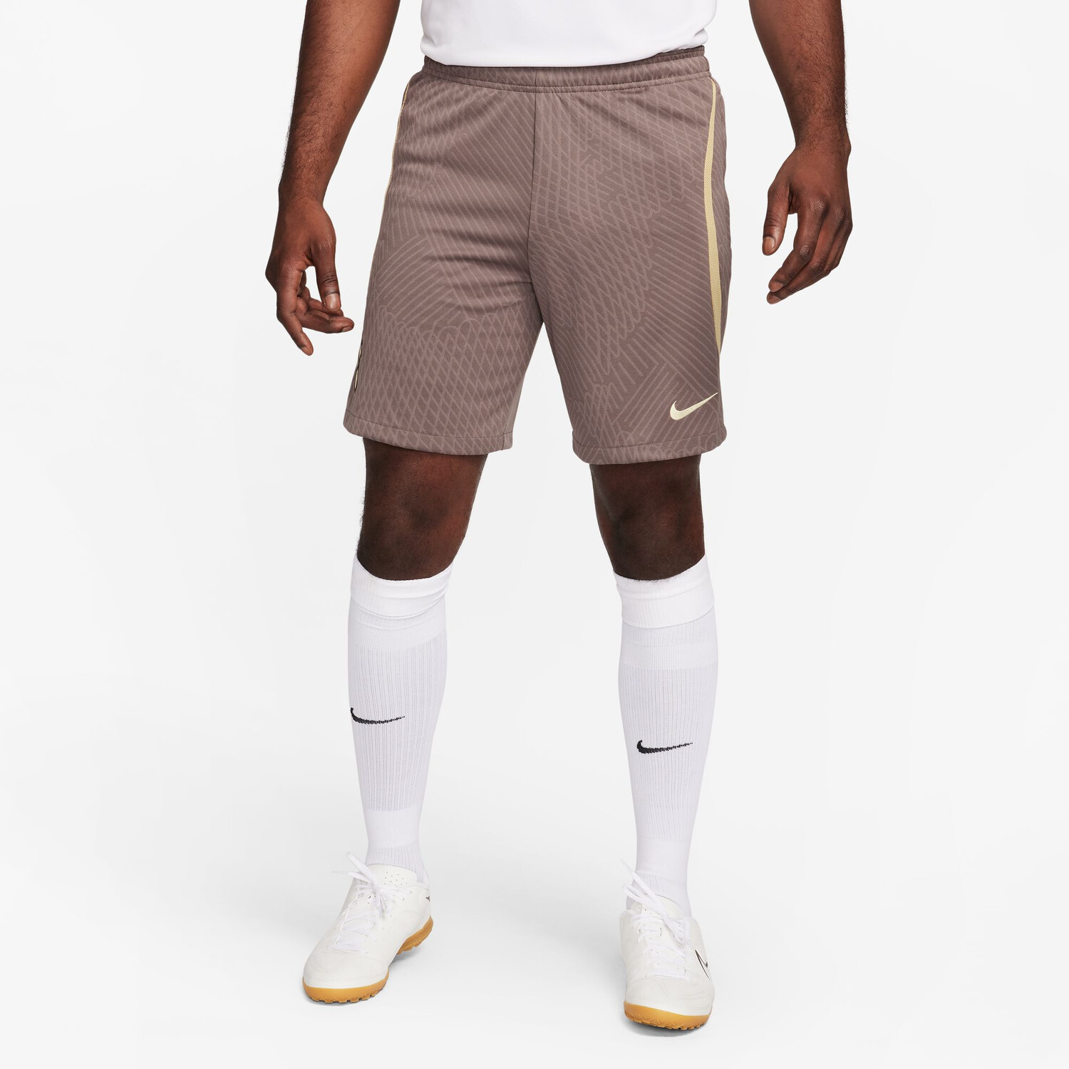 Short entraînement Tottenham Strike marron beige 2023/24 sur Foot.fr