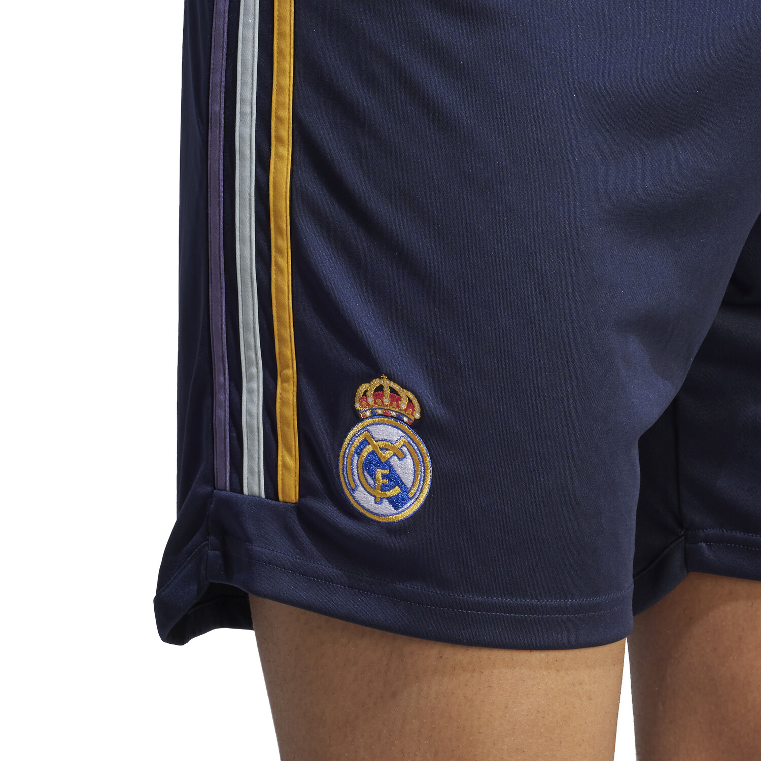 Short Real Madrid extérieur 2023/24 sur Foot.fr