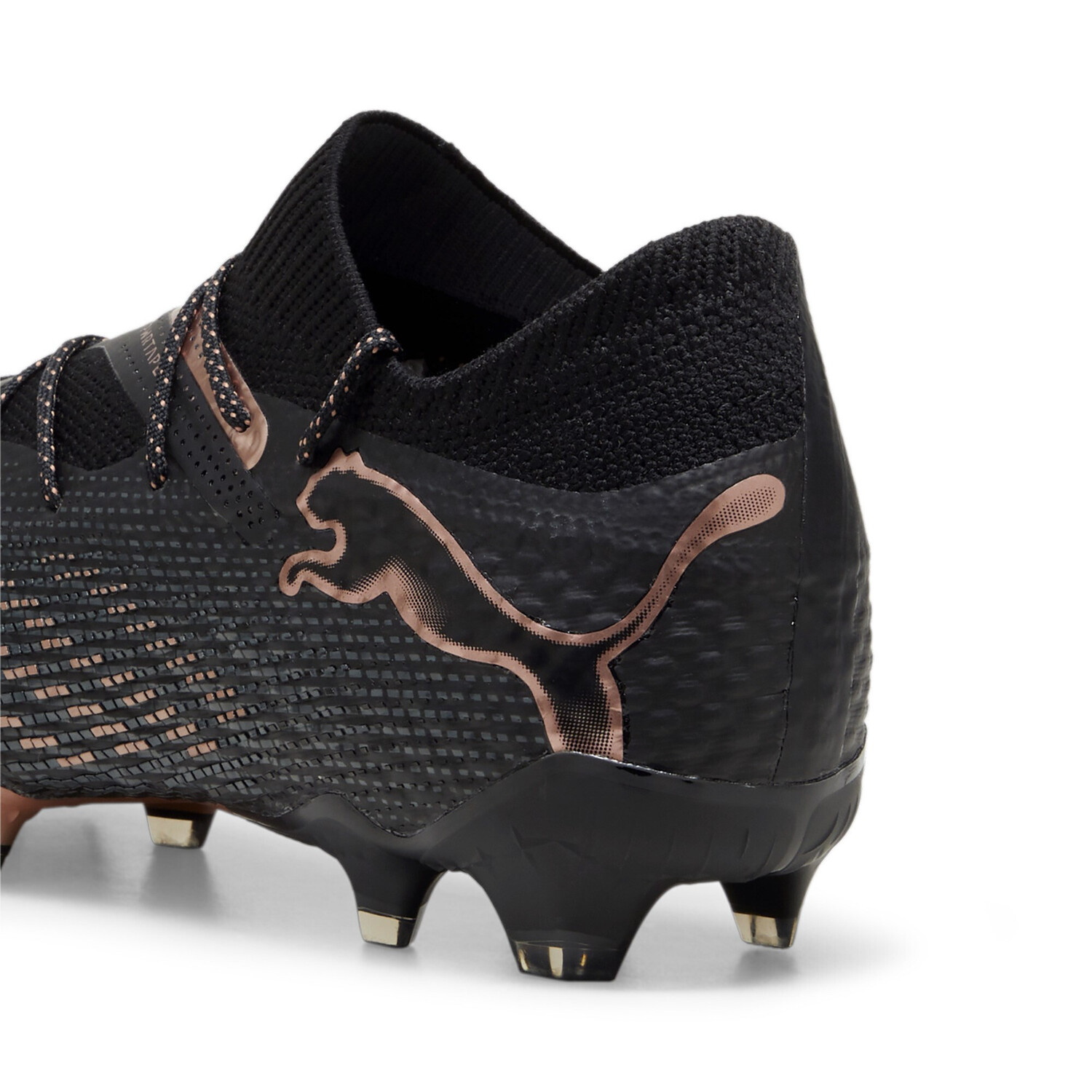 Puma Future 7 Ultimate FG/AG noir cuivre sur Foot.fr